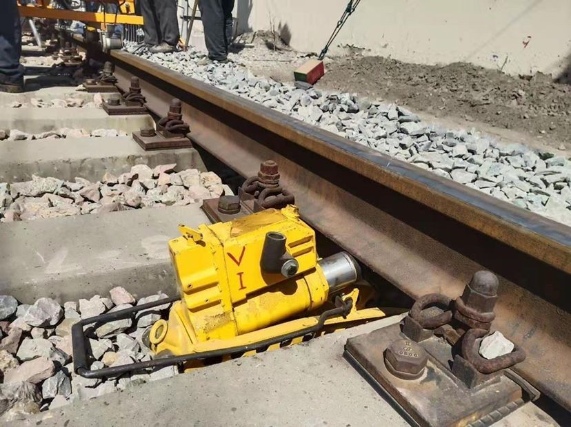 Buy Hydraulic Railway Track Jack Rail Lifting And Lining Machine from ...
