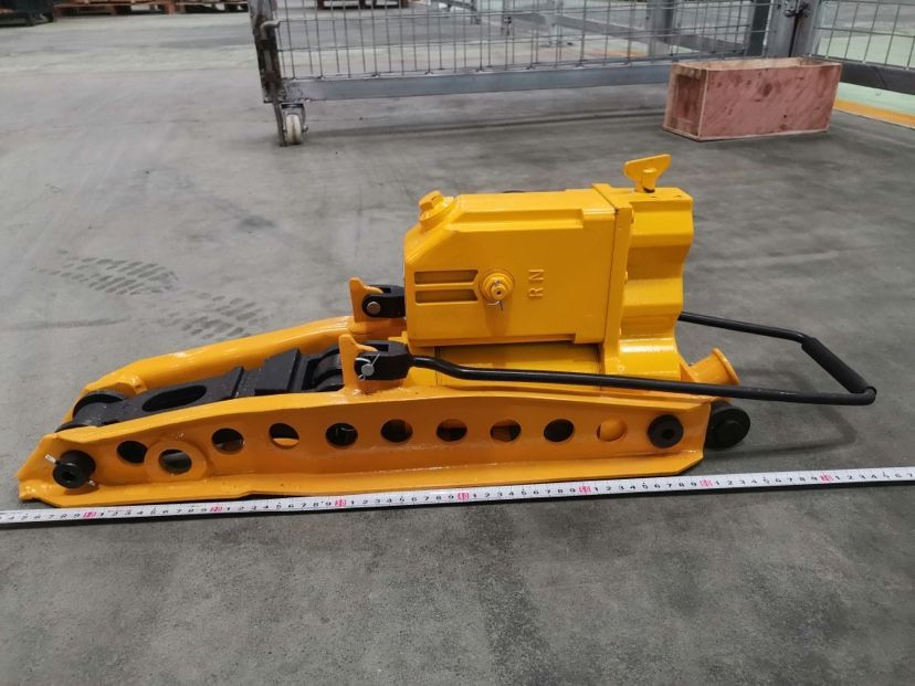 Buy Hydraulic Railway Track Jack Rail Lifting And Lining Machine from ...