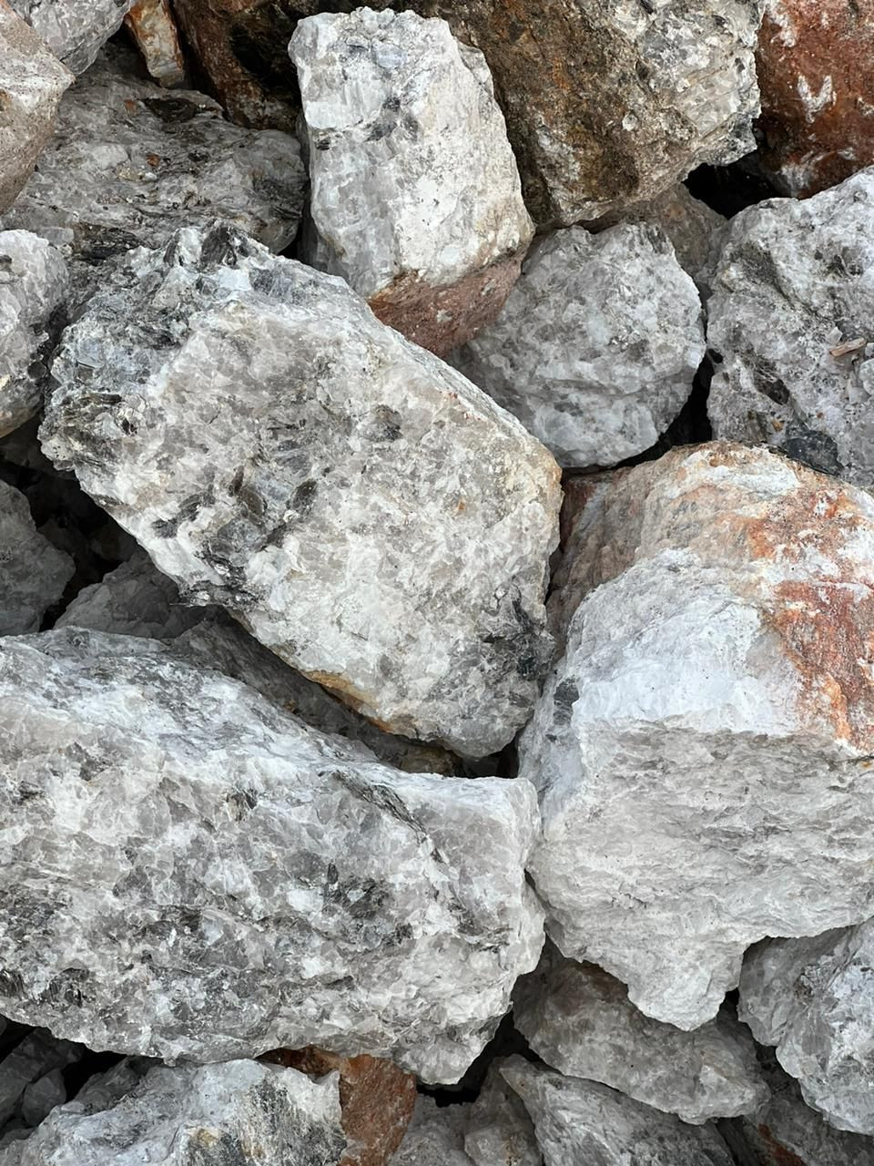Buy Quartz Lumps - Medium And High Purity from Pravaahaa Advanced ...