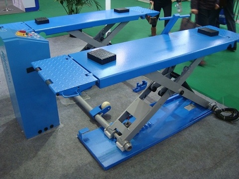 Buy Portable Electrical 3000kg Car Ramp For Cars from Innovator Tech ...