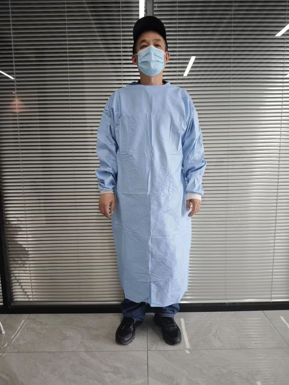 Buy Spunlace Surgical Gown from CCW TaiZhi Medical, China | Tradewheel.com
