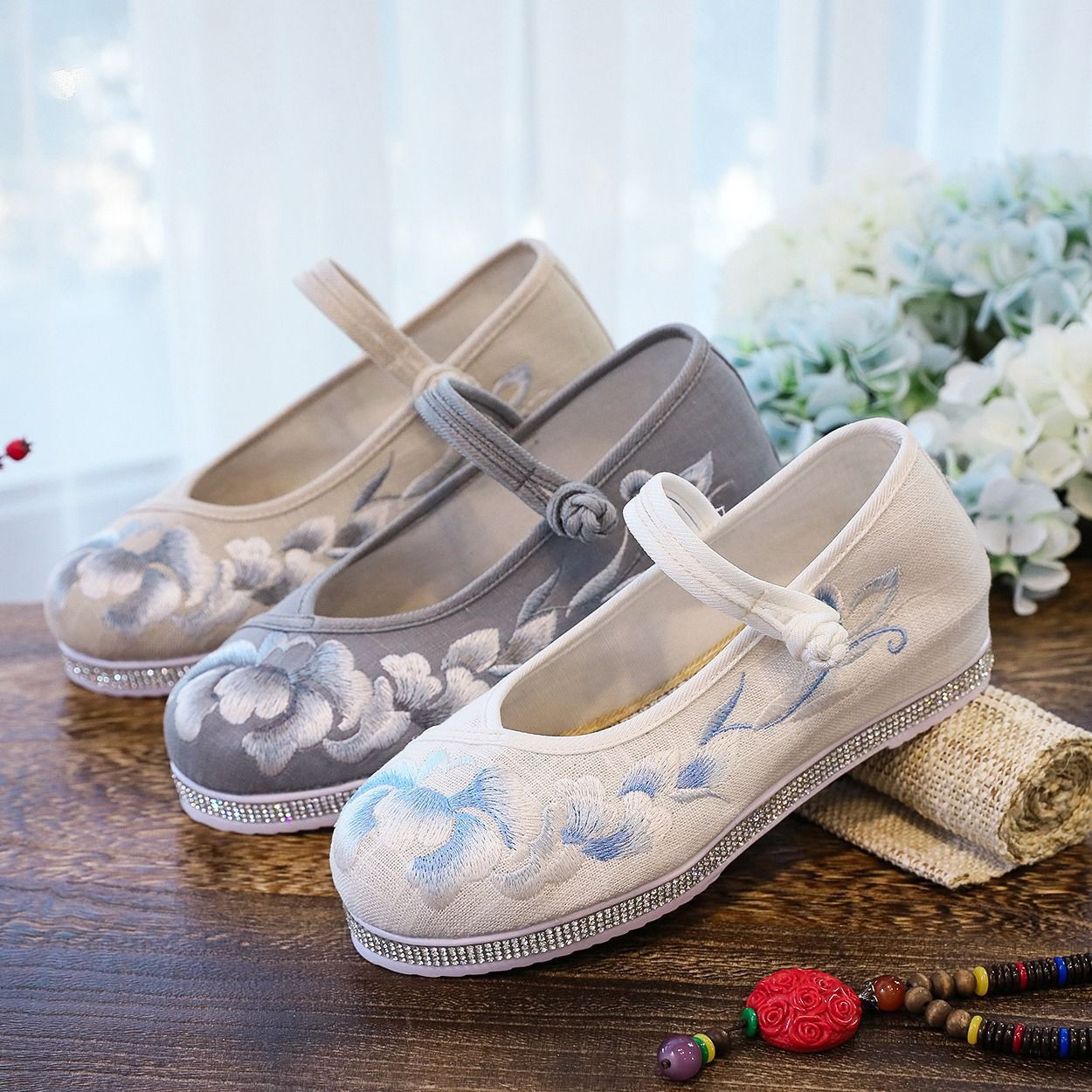 Buy Casual Embroidered Ladies Shoes Sho-017 from Yunnan Yaolu ...