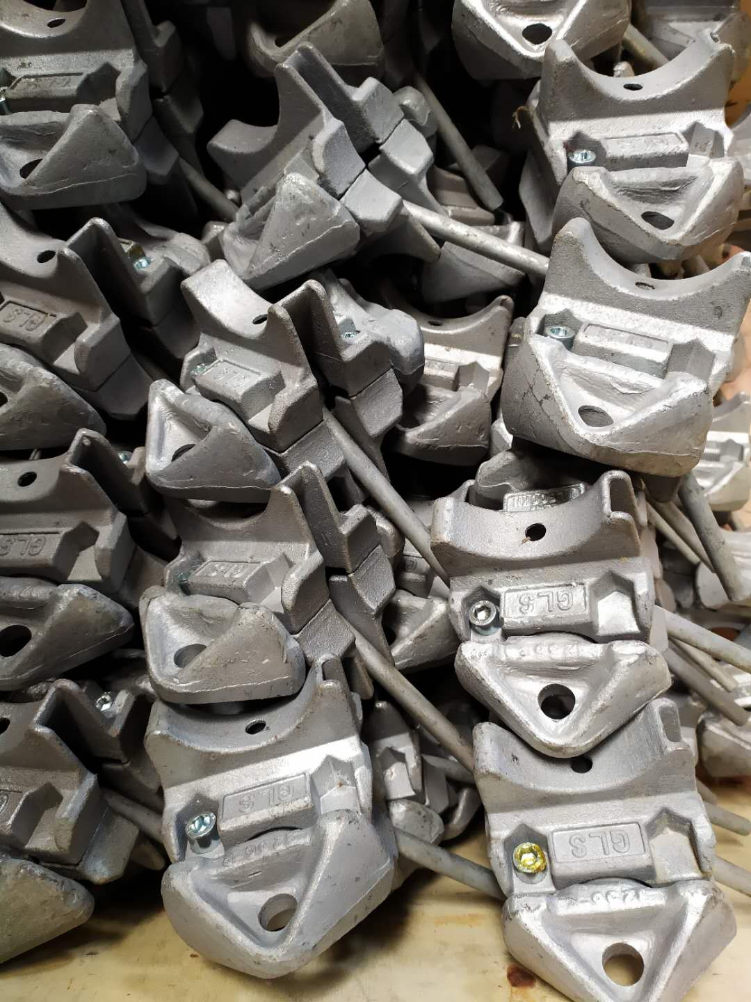 Buy Cargo Container Middle Twistlock Intermediate Twist Lock from ...