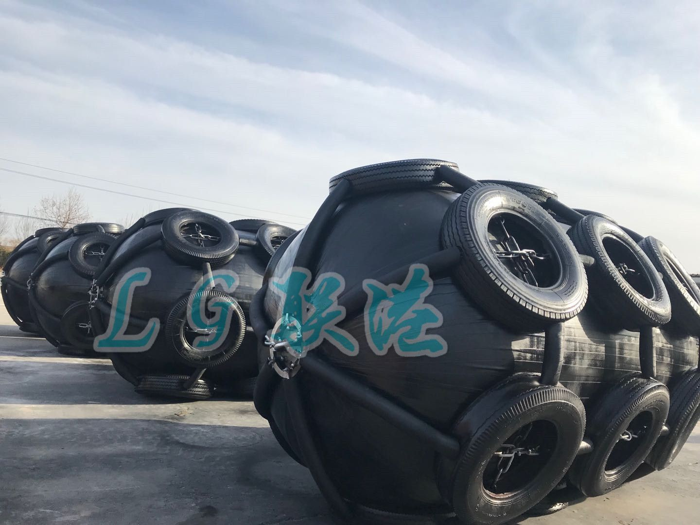 Buy Customized Pneumatic Rubber Fender For Ship To Ship from Qingdao ...