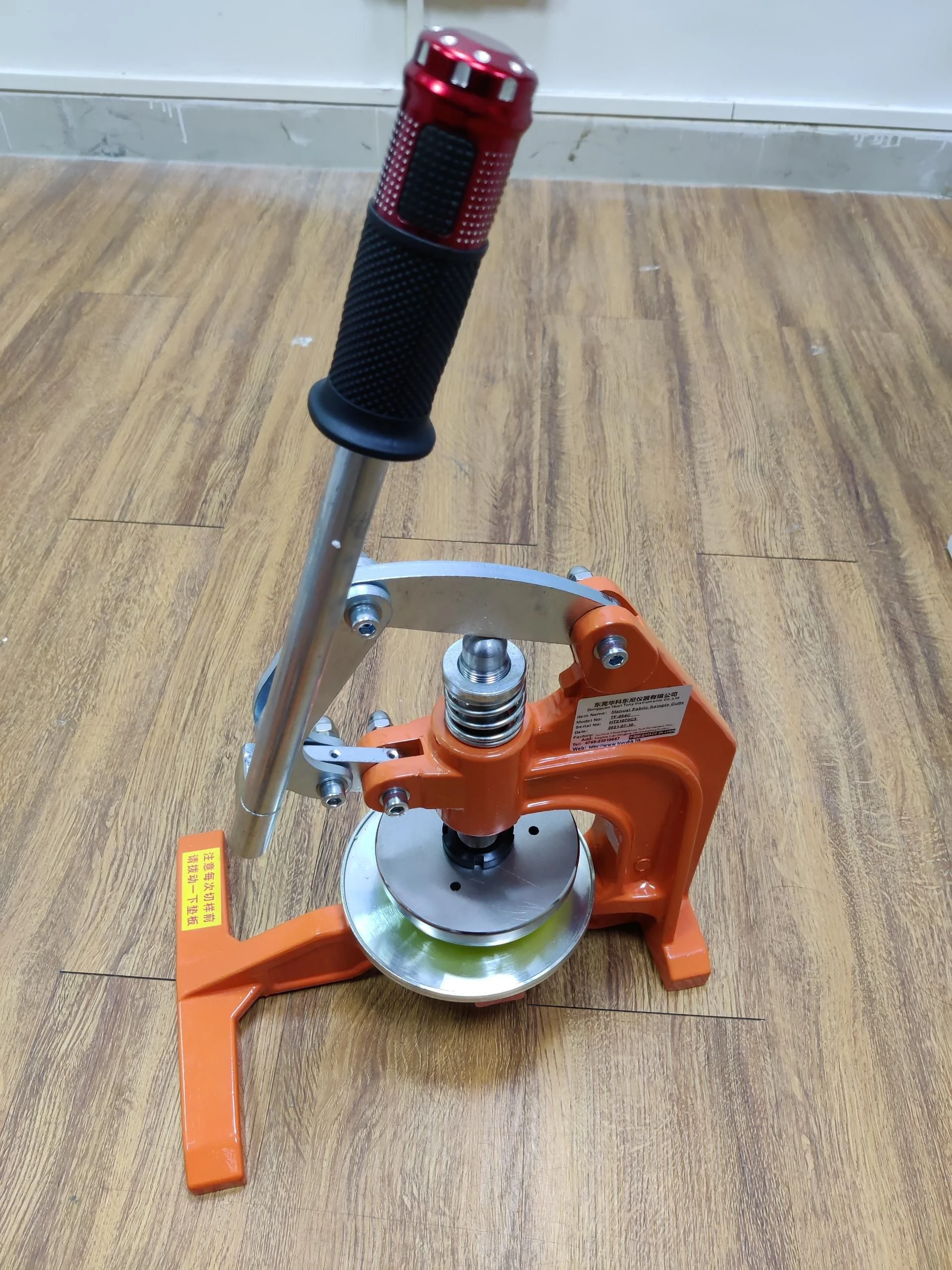 Buy Manual Gsm Fabric Round Sample Textile Cutter from Dongguan Hust ...