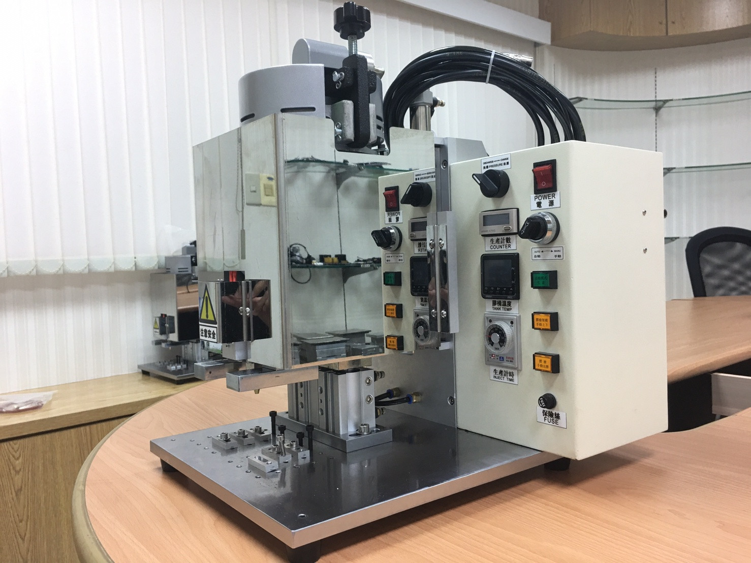 Buy Lpms Desktop Low Pressure Molding Injection Machine from LA MIEUX ...
